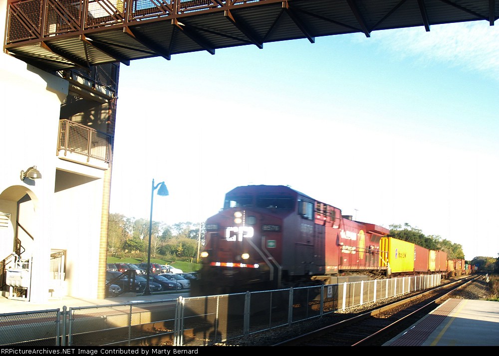The Morning Suns Plays with a Flatlander Freight, One Unit Handles a Long Intermodal at Speed